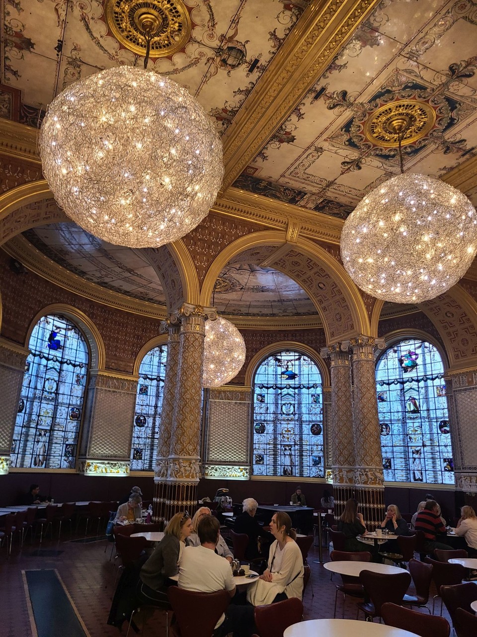 아름다운 건축과 조각품, 멋진 레스토랑까지